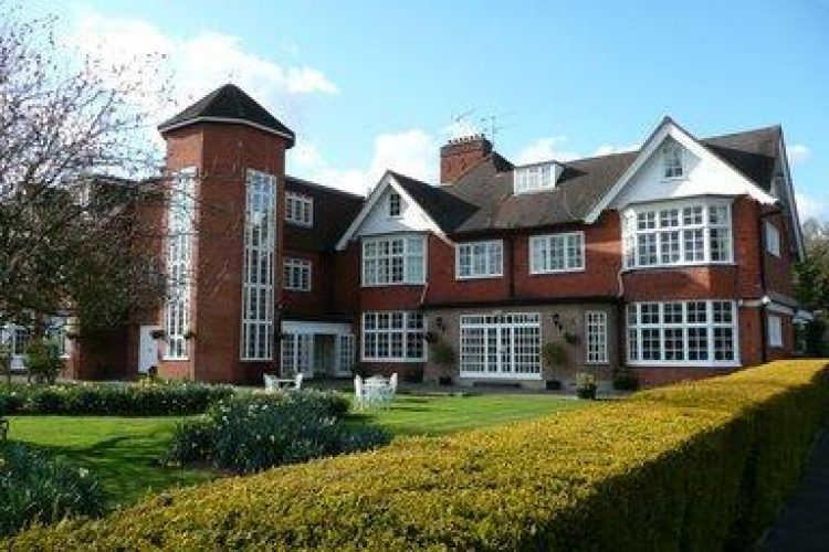 Hotel in Slough | The Grovefield House - Bookhotel.direct